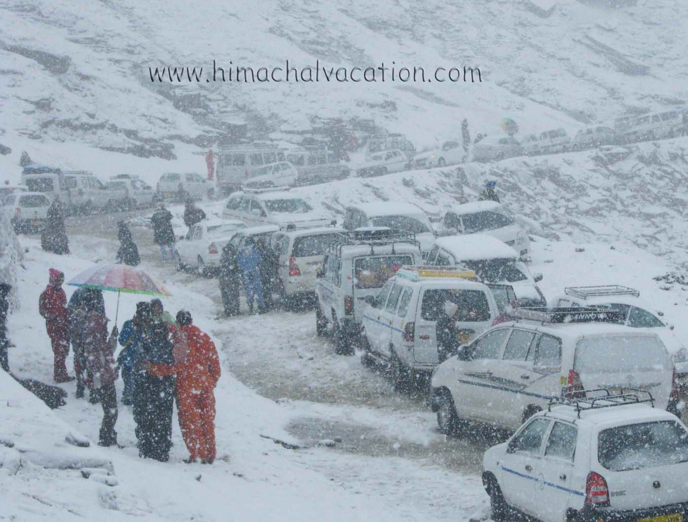 Summer snowfall thrills tourists on Rohtang pass – Discover Kullu Manali