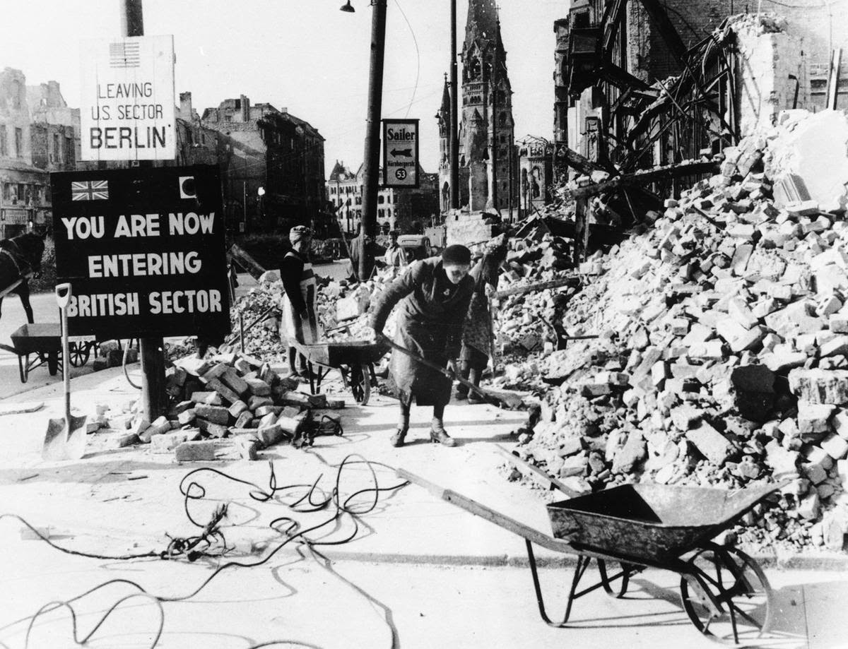 End of the War: 40 Amazing Black and White Photos of the Aftermath of ...
