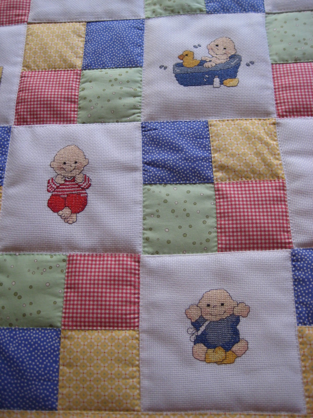 Colchas para bebés bordadas a punto de cruz - Imagui