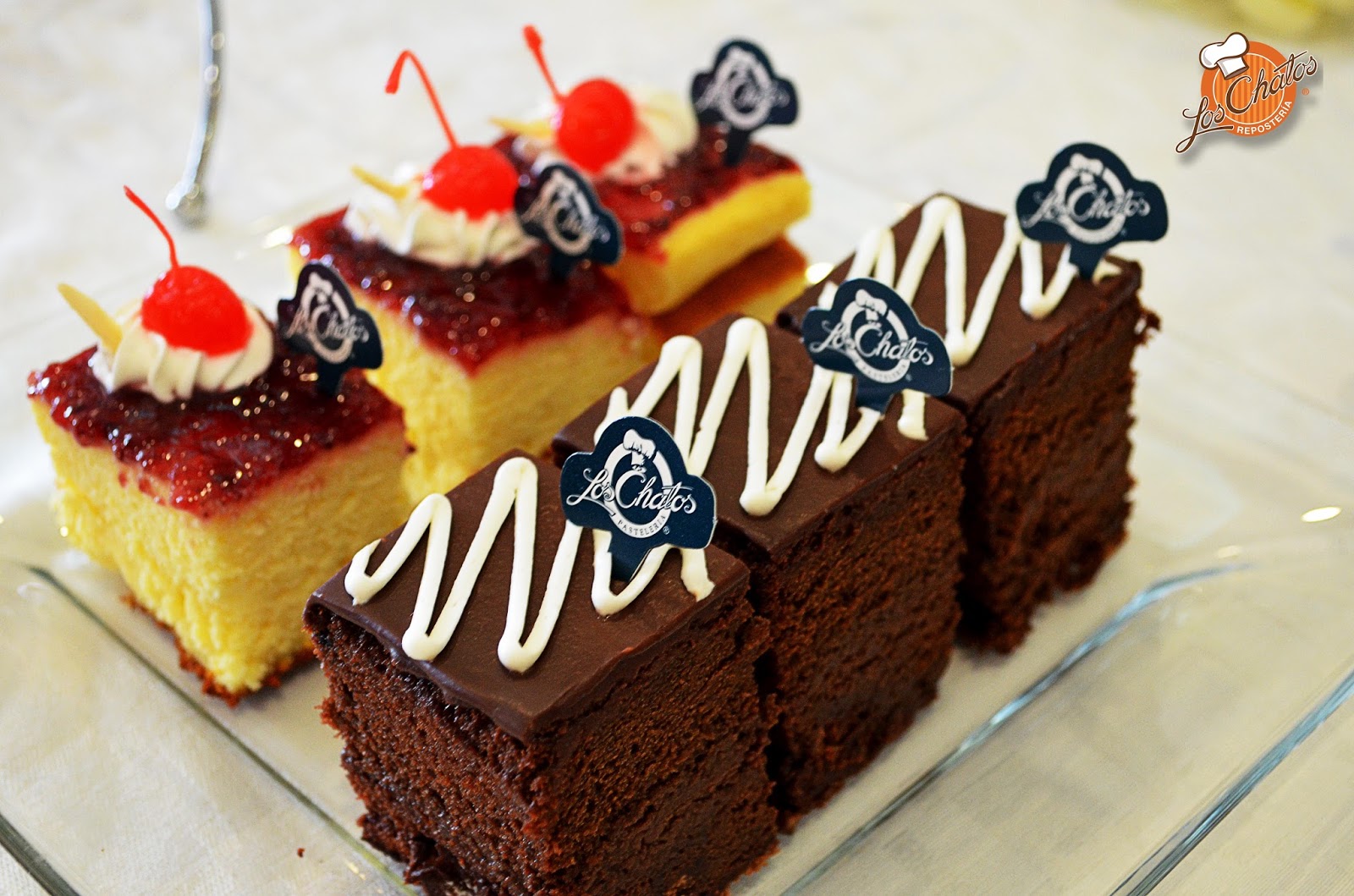 Los chatos: Mesa de postres; el acompañante perfecto. Los chatos: Mesa de postres; el acompañante perfecto.