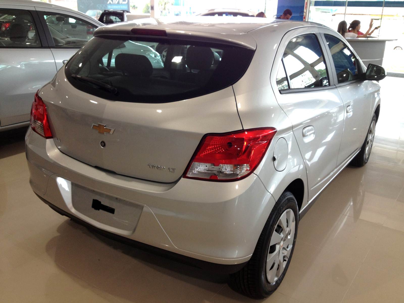 Fotos e vídeo do Chevrolet Onix LT 1.4 Prata Switchblade | CAR.BLOG.BR