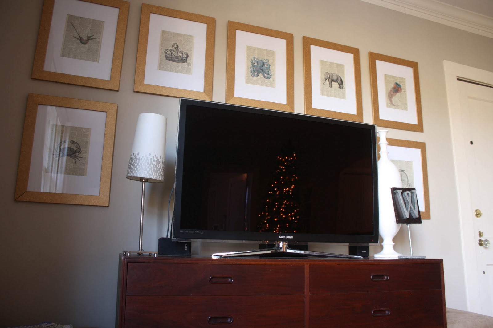 dwell and tell: TV Wall - Finally Un-Empty dwell and tell: TV Wall - Finally Un-Empty