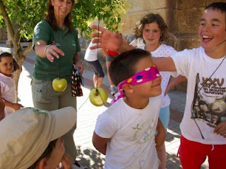JUEGOS TRADICIONALES: El juego de las manzanas.
