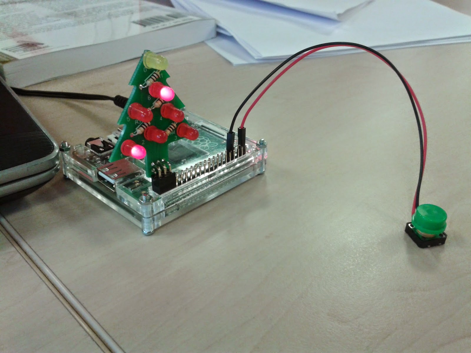 Raspberry Pi GPIO Xmas Tree reaction game - Raspberry Pi Pod and micro:bit base