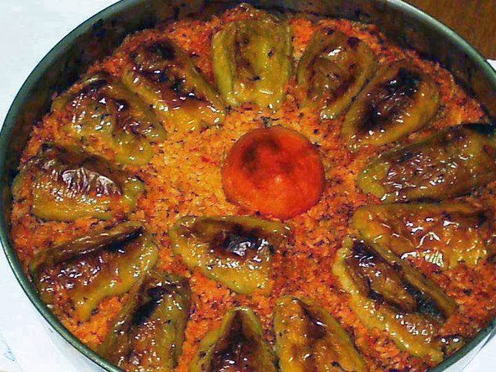 RECETA GATIMI: Tave me speca te mbushur me oriz dhe mish te grire RECETA GATIMI: Tave me speca te mbushur me oriz dhe mish te grire