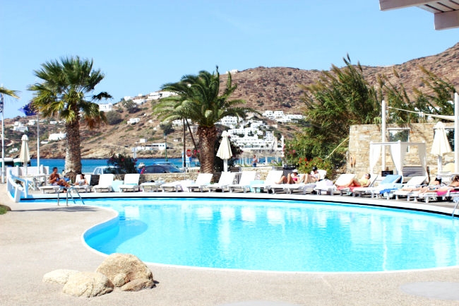 Mylopotas beach (Ios) + Far Out beach club | GLAM FAB HAPPY