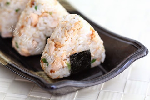 My Kitchen Snippets: Salmon Onigiri/Japanese Salmon Rice Balls