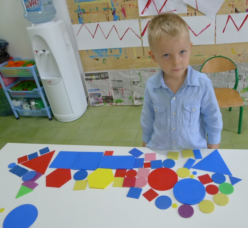 En Moyenne Section A...: Manipulation des formes géométriques