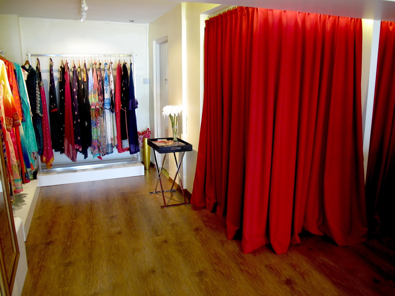 Clothes Shop Interior Wall - Home Decorating Ideas Clothes Shop Interior Wall - Home Decorating Ideas