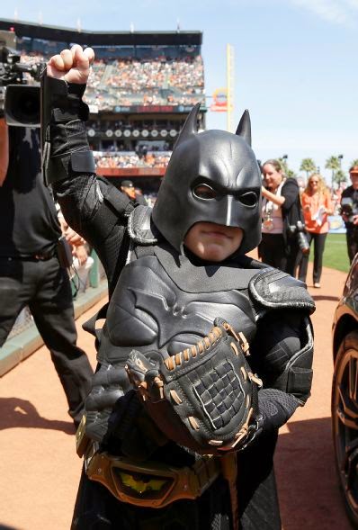 ARI vs SF, 개막전 시구는 소년 영웅.swf : MLBPARK