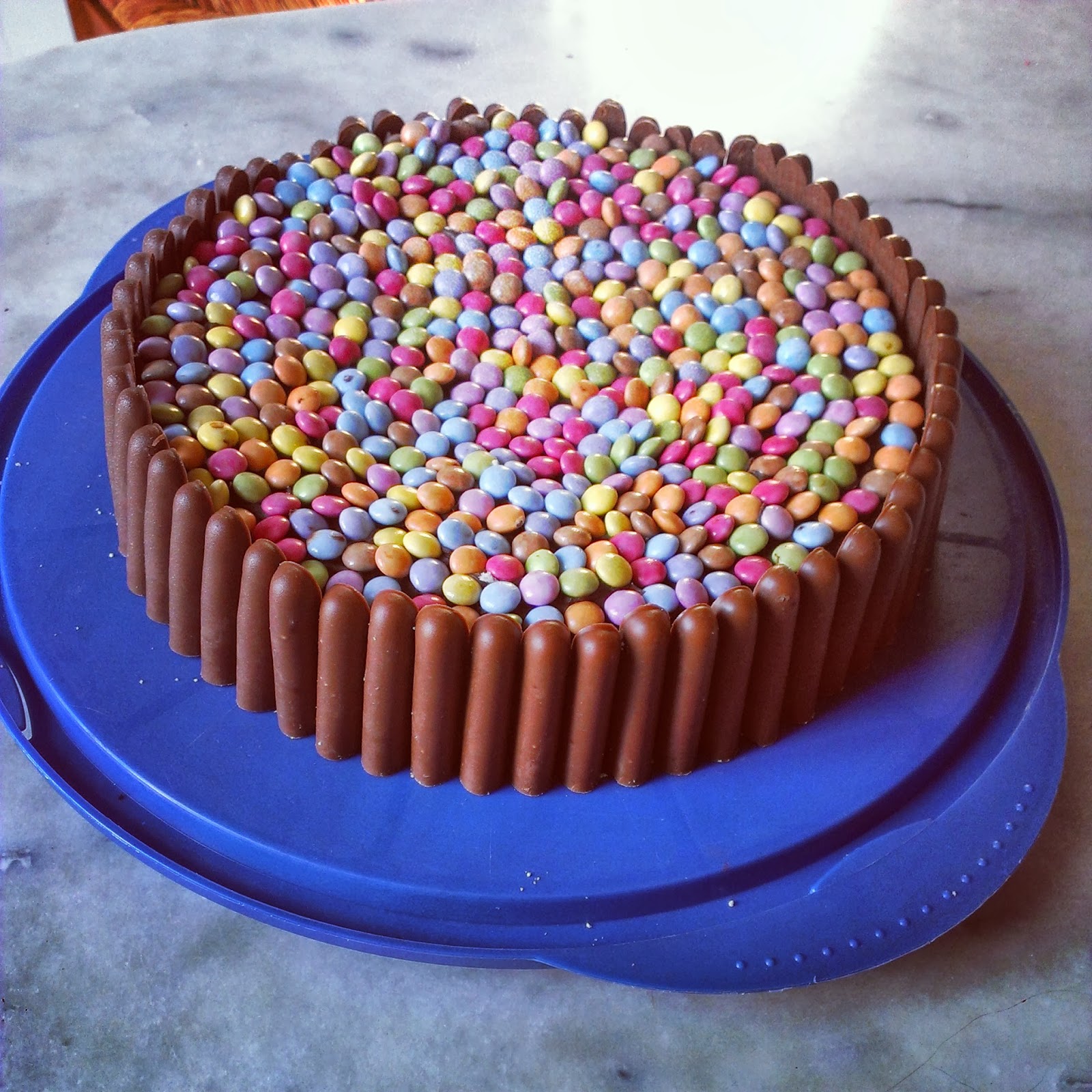 Le Blog de Lorraine: Gâteau d'anniversaire aux fingers et smarties {sucré}