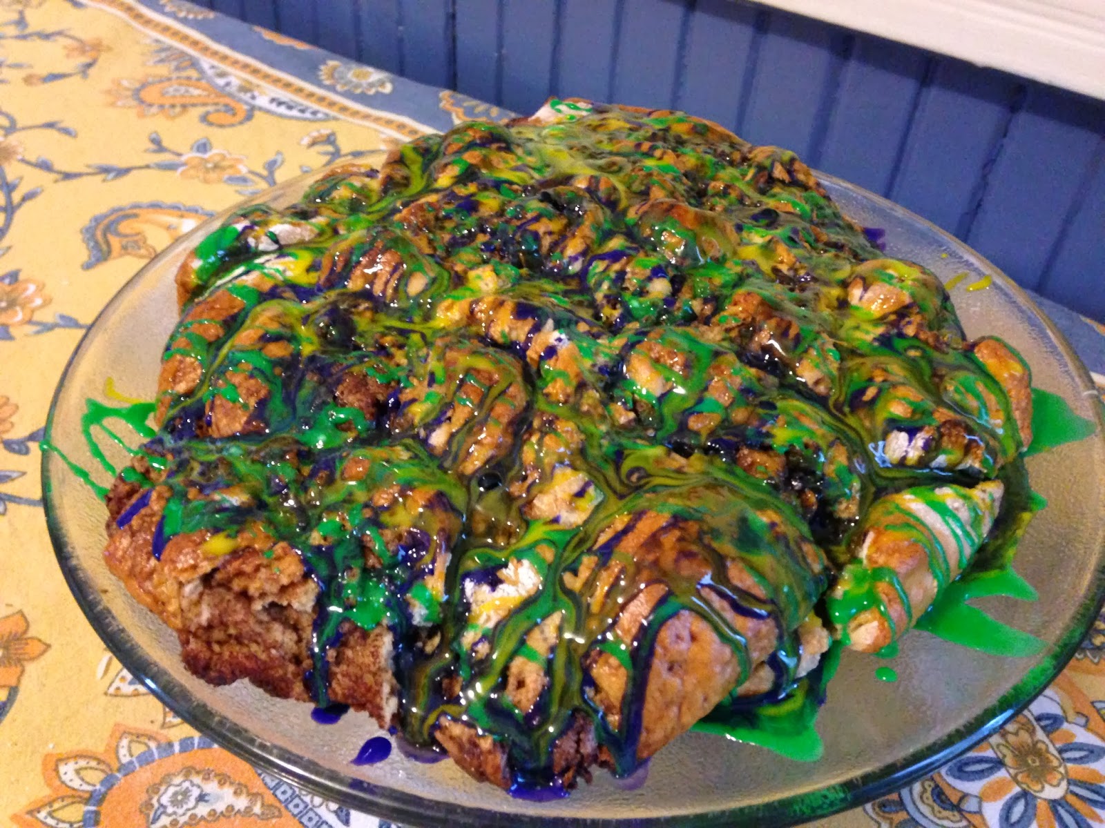 Eat, Run, Read: Cake of the Week: Mardi Gras King Cake