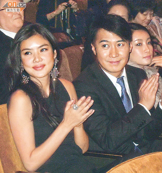 HonG KonG EnterTainMeNT ..: Leon Lai Brings His Wife To Accept An Award