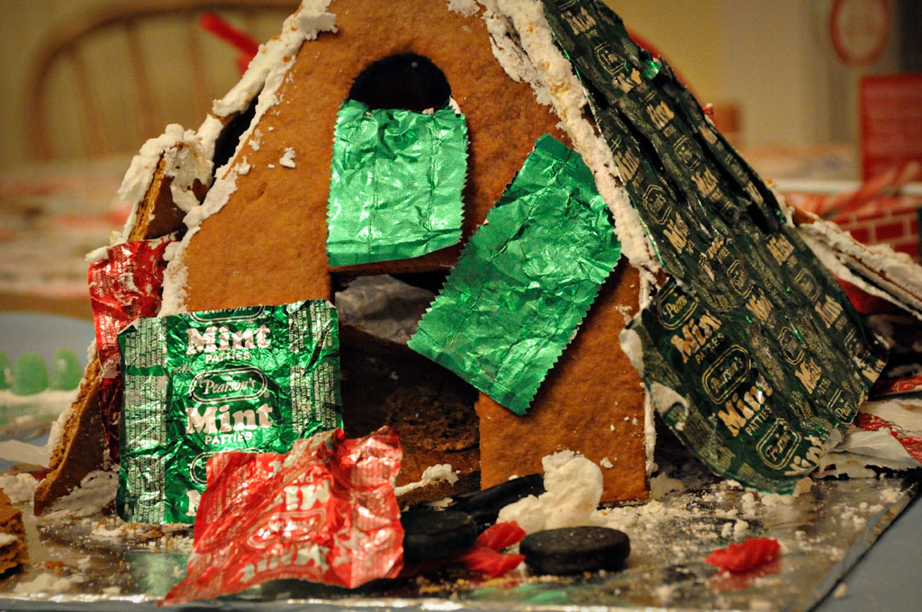 19 Best & Worst Gingerbread Houses Ever - Craziest Gingerbread Fails for 2014