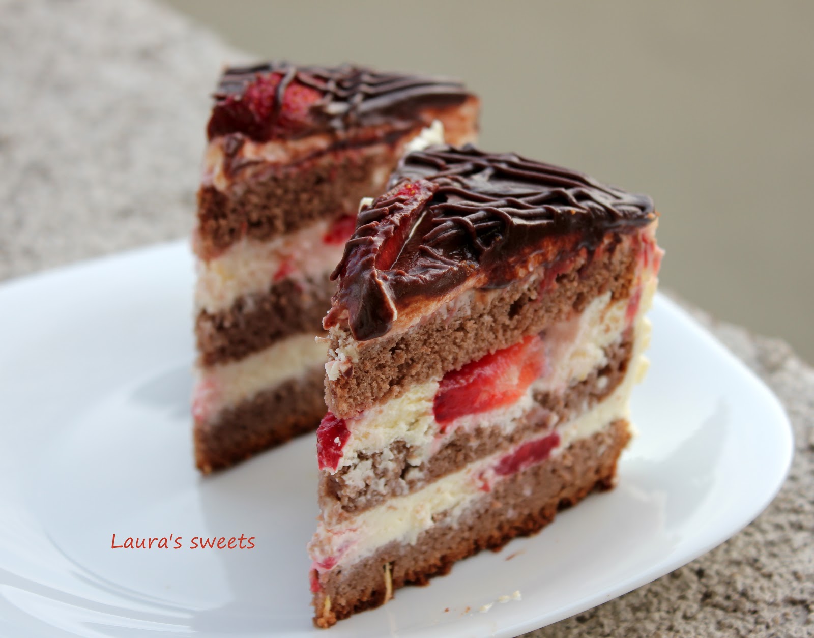 Tort cu capsuni si ciocolata - LauraSweets.ro