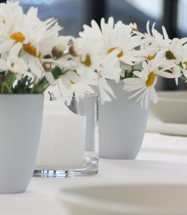 A Simple Dinner Party Table Setting a-simple-dinner-party-table-setting