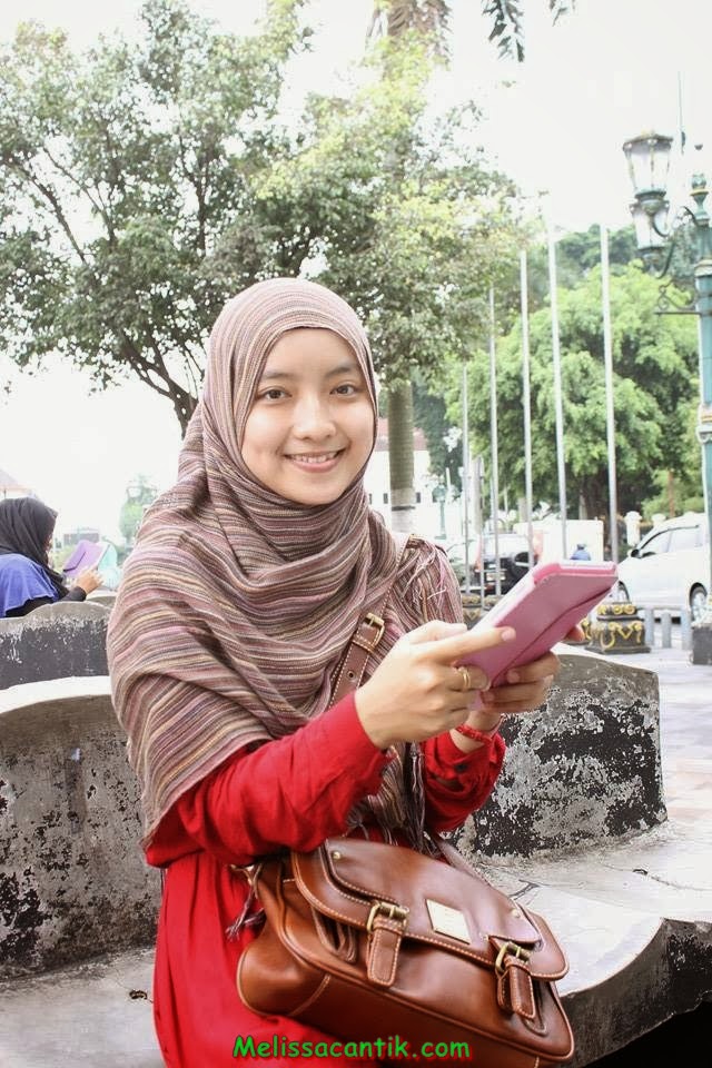 Foto Pesona Cewek Madura Cantik dengan Jilbab | Kumpulan Foto Cewek Cantik Berjilbab Terbaru