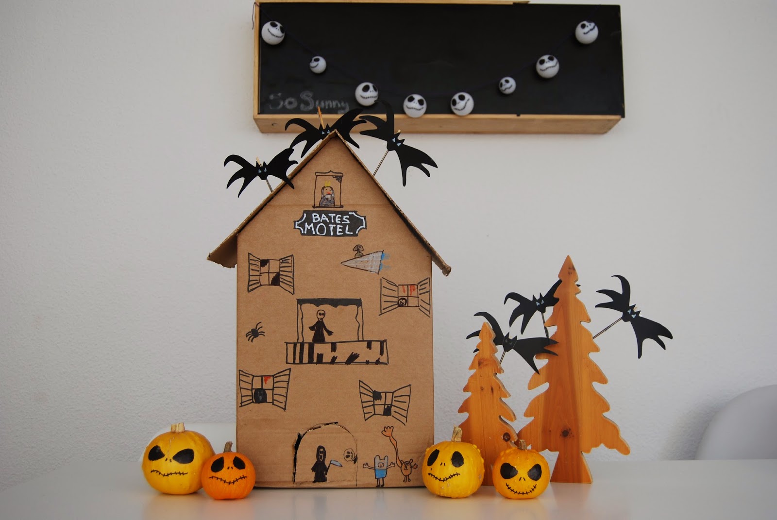 Casa encantada hecha a mano de cartón. DIY haunted house