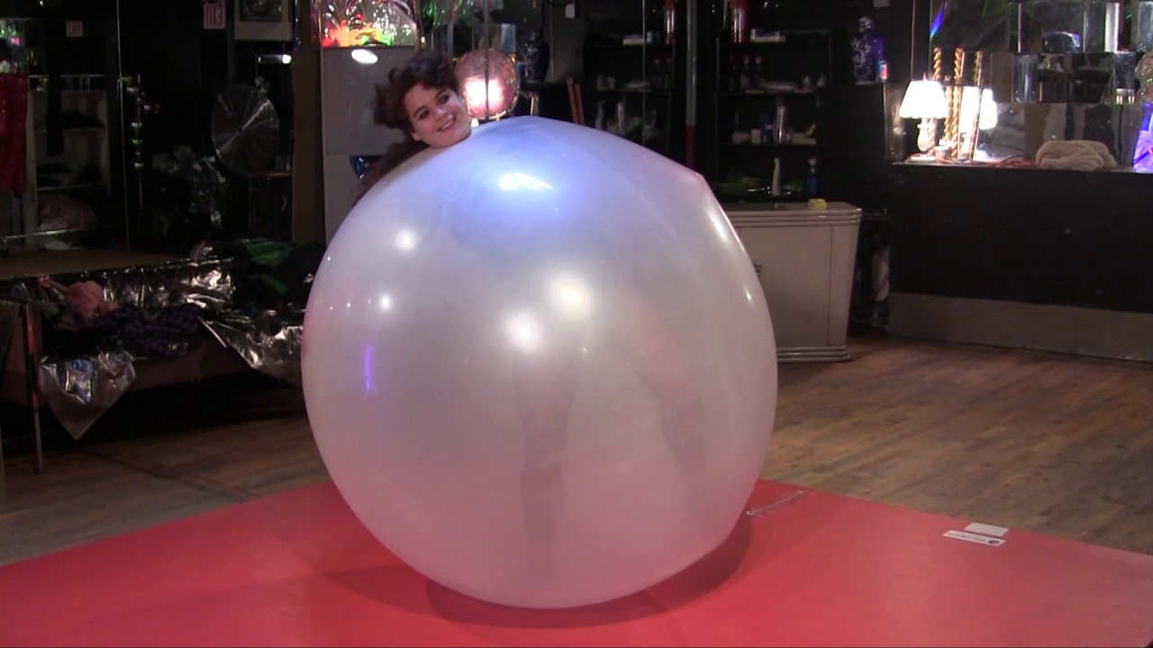 VeVe's Balloon Blog: Bubble Trouble - Trapped in the Giant Balloon