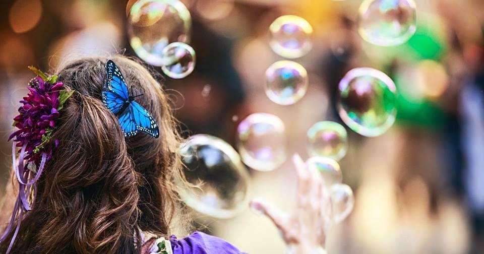 Lluvia de Luna : Beneficios de Jugar con las Burbujas Lluvia de Luna : Beneficios de Jugar con las Burbujas