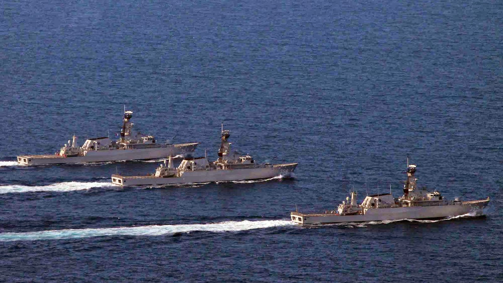 DEFENSE STUDIES: Manuver KRI Bung Tomo Class DEFENSE STUDIES: Manuver KRI Bung Tomo Class
