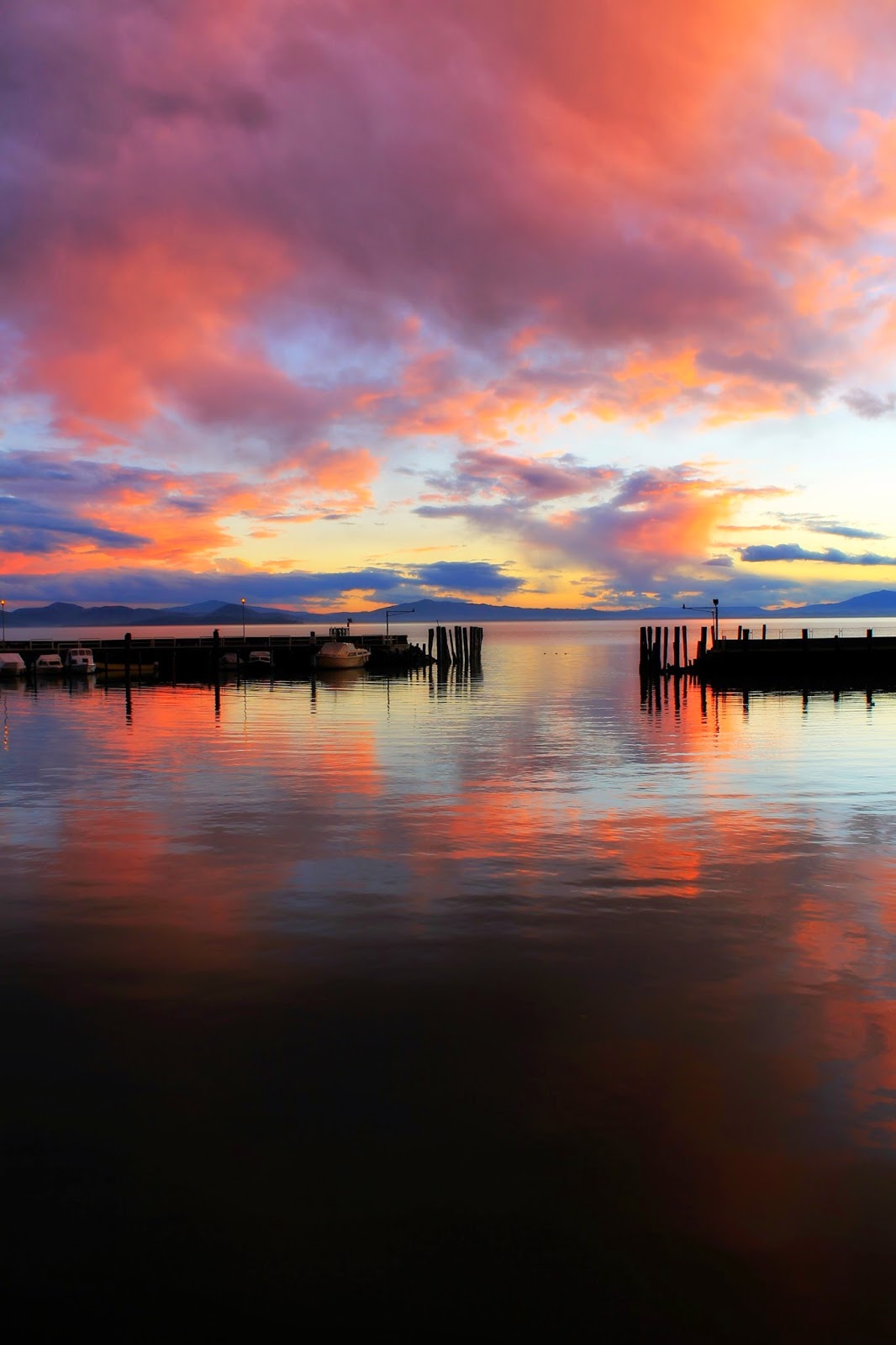 Lungo il lago Trasimeno in Umbria Along the Lake Trasimeno in Umbria ... Lungo il lago Trasimeno in Umbria Along the Lake Trasimeno in Umbria ...