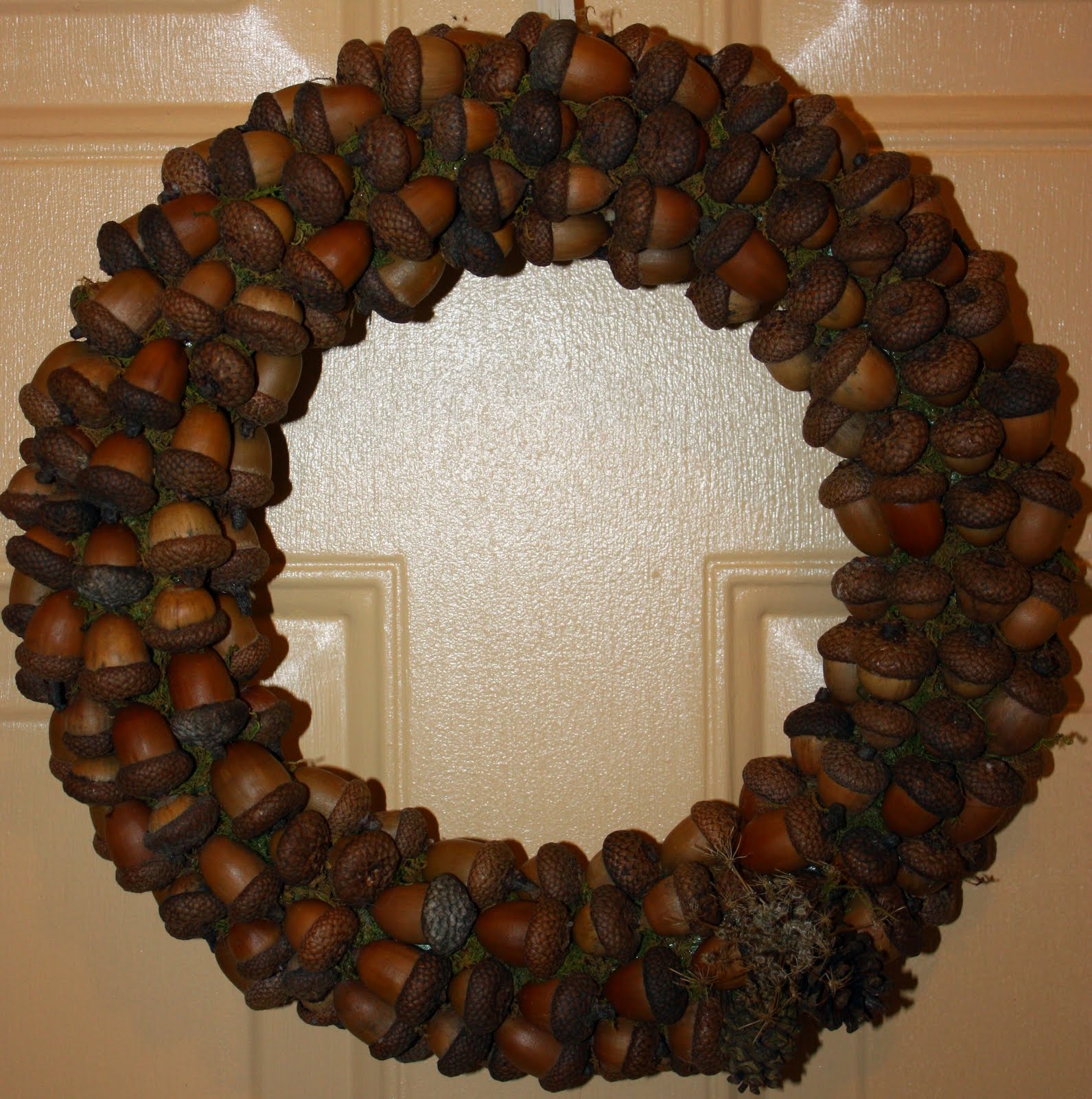 Juise: Acorn Wreath Tutorial