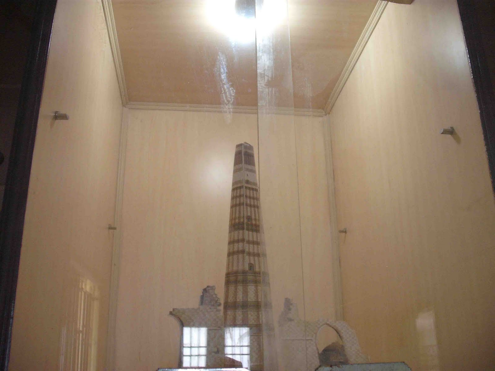 Qutub Minar Made Out Of Cardboard Amazing Photos qutub-minar-made-out-of-cardboard-amazing-photos