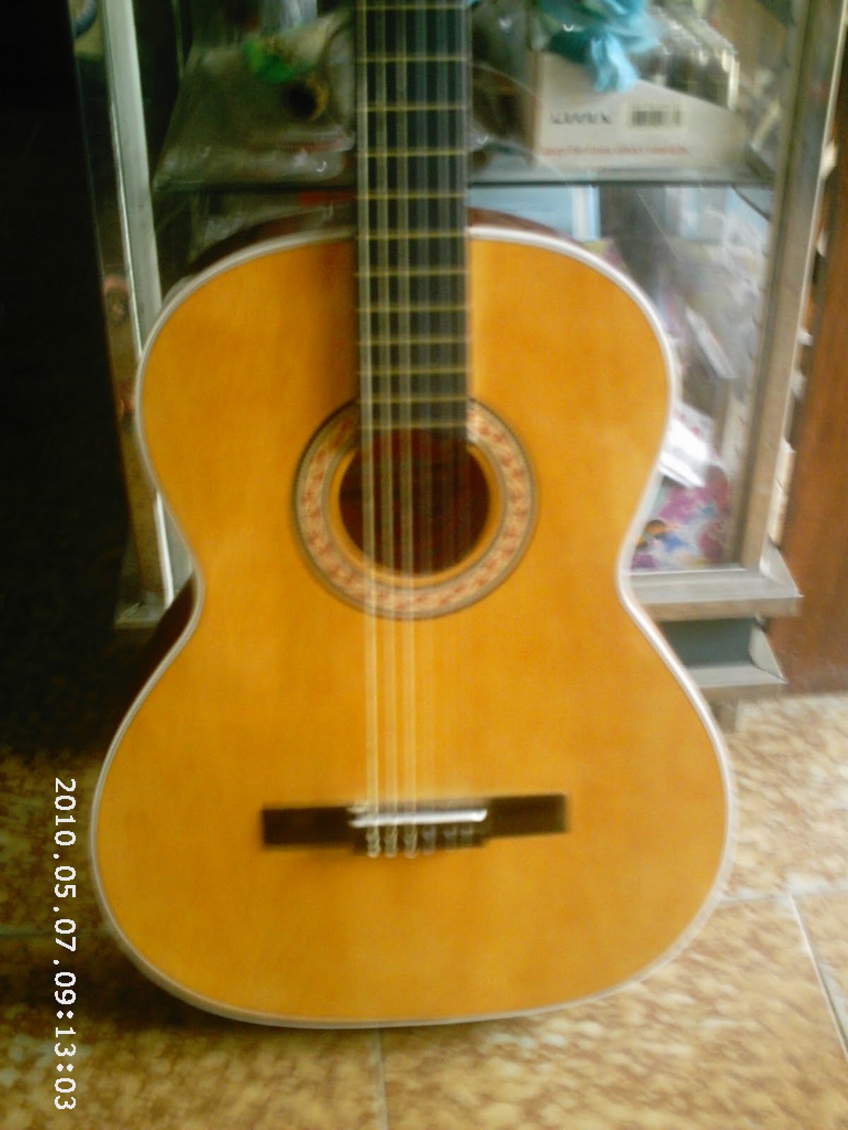 Tu Tienda Atamaica: Guitarras Acusticas, Modelo Clasicas. Precio: 400bsF Tu Tienda Atamaica: Guitarras Acusticas, Modelo Clasicas. Precio: 400bsF