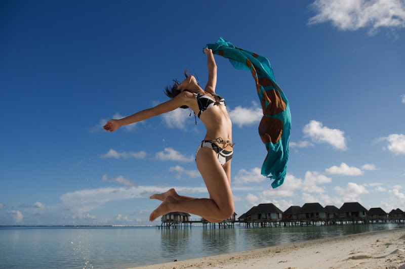 Chicas saltando en la playa - Imagui