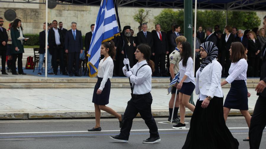 Παρελαση με μαντηλα