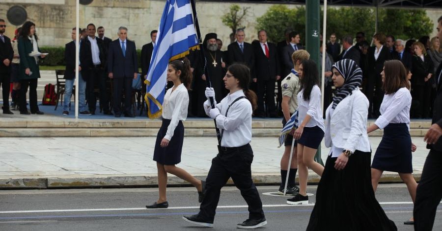 Παρελαση με μαντηλα
