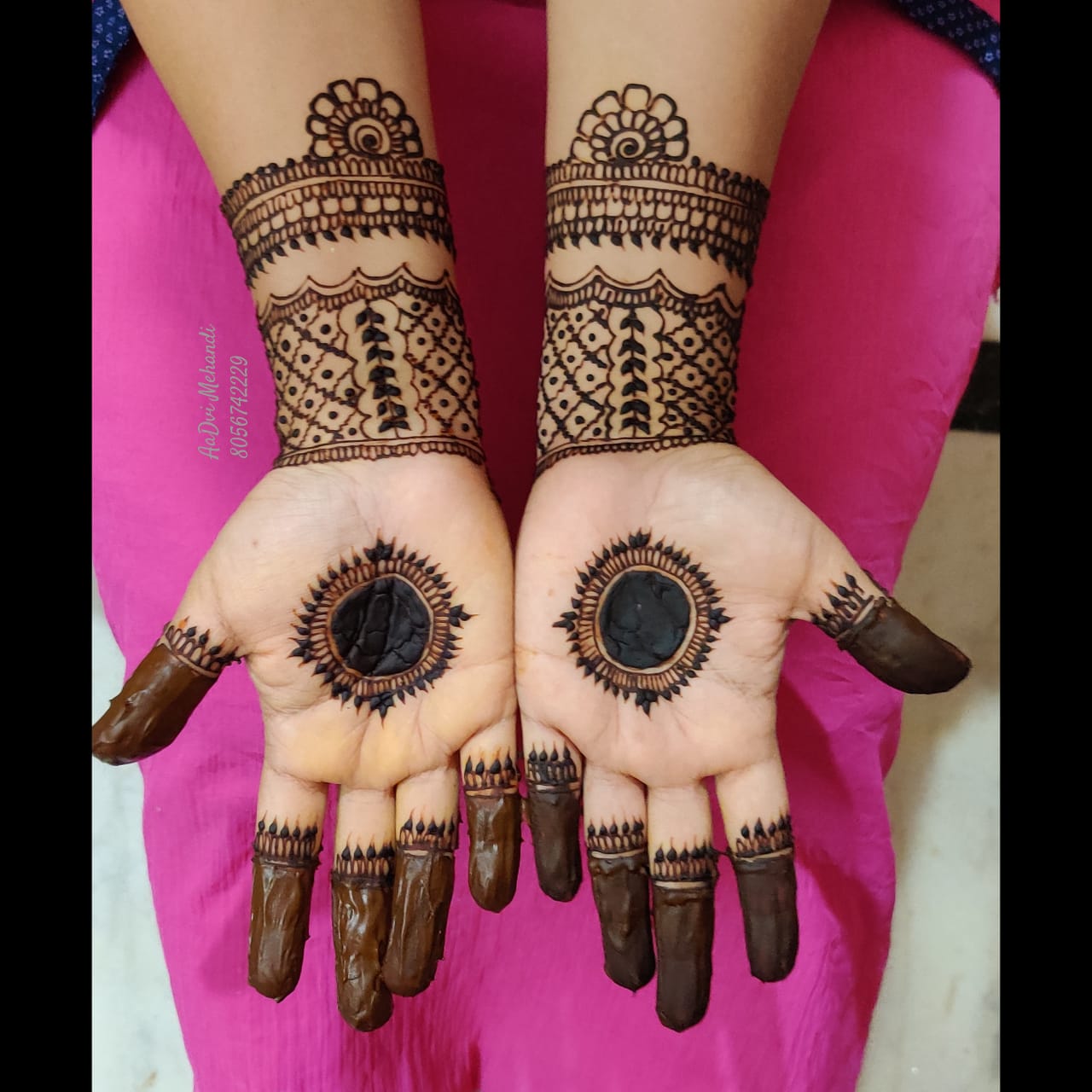 Simple Mehandi Design - Traditional round with cap