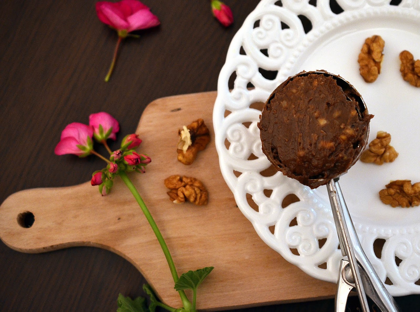 Inghetata de avocado cu nuci (de post)