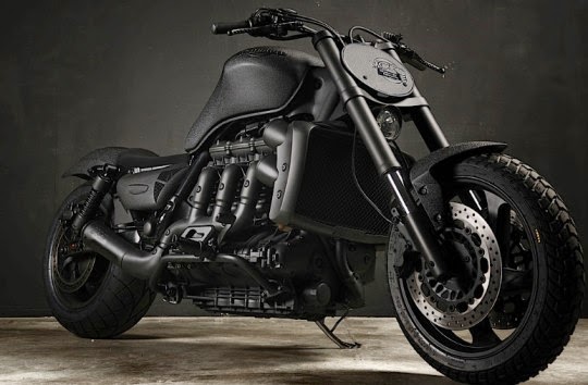 Triumph Rocket III Custom - Grease n Gas