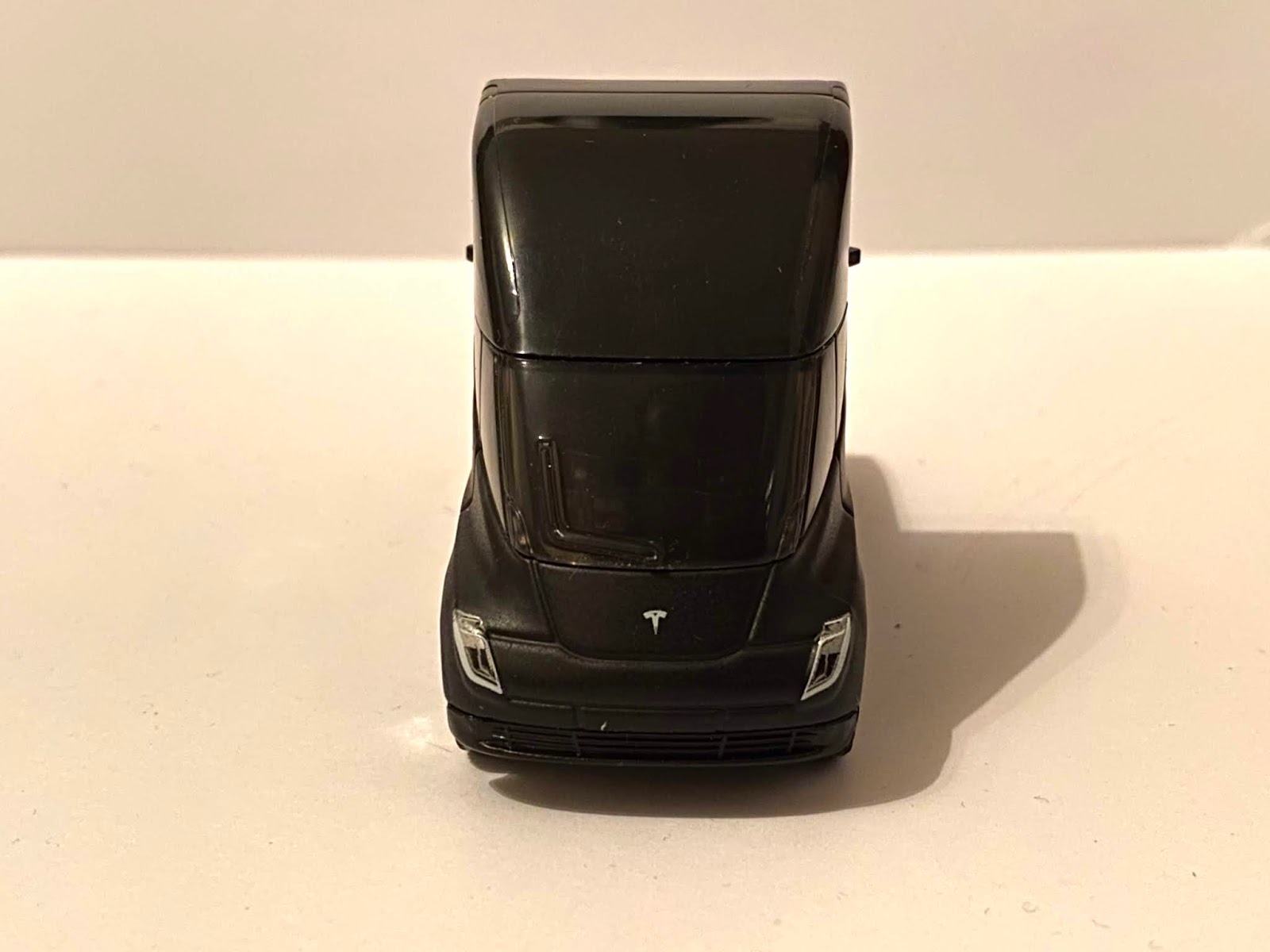 Modell:87: Elektrisierend - Der Tesla Semi von Matchbox