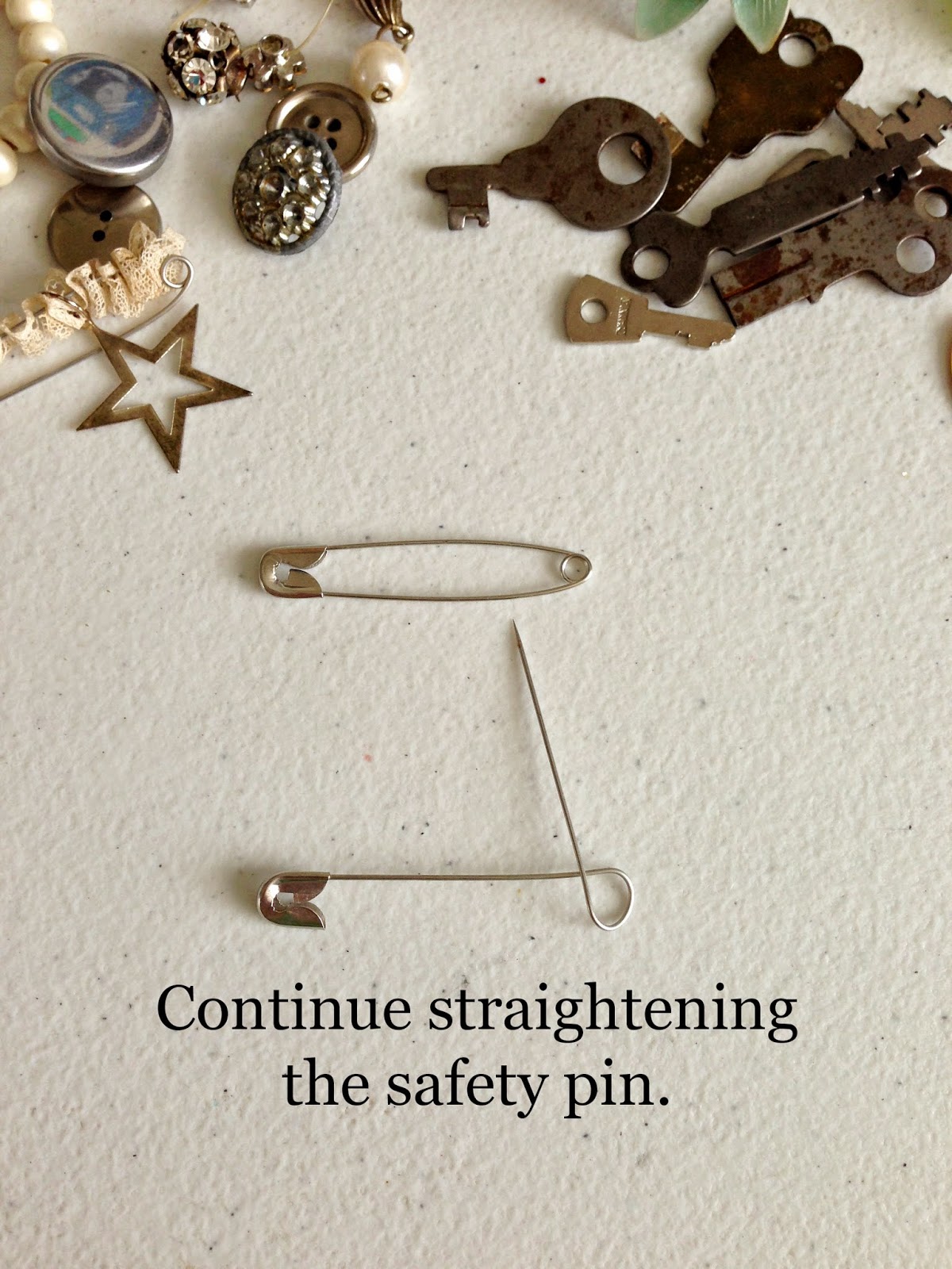 WhiMSy love: DIY: Safety Pin Pins