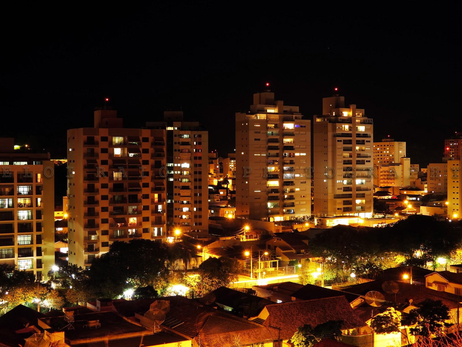 OLHANDO DA JANELA DO TREM: ITAJUBÁ / MINAS GERAIS / BRAZIL (2.332 / 5. ...