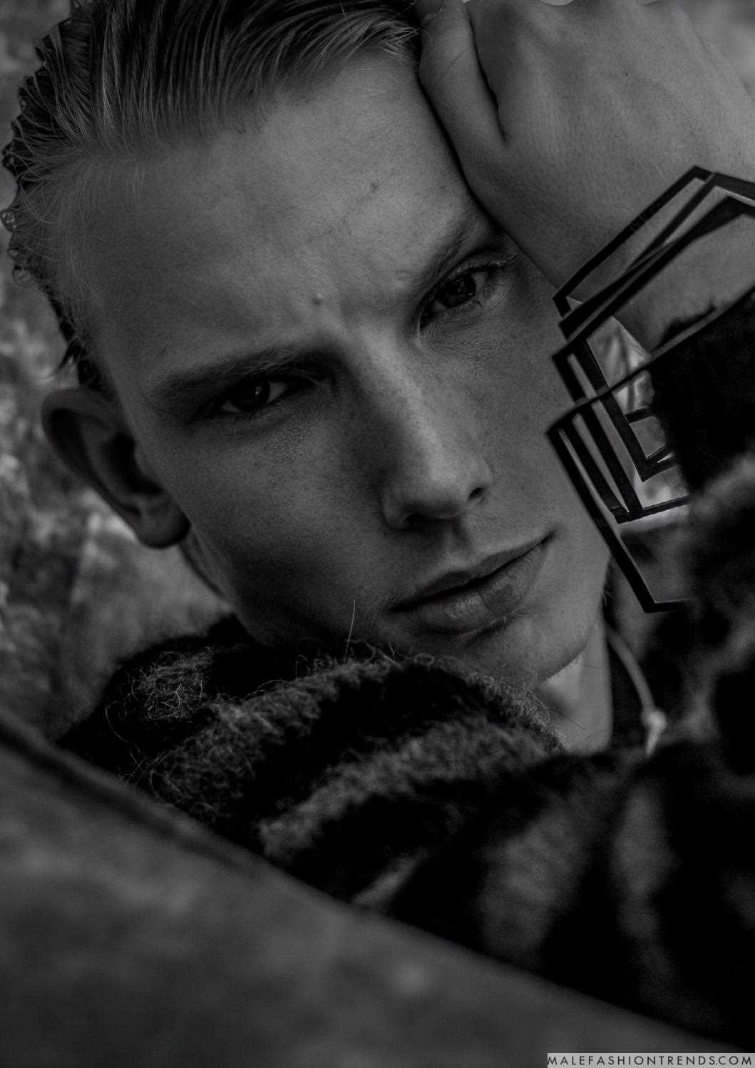 Jeremy Garner se enfunda en gometría para KOOSS Magazine