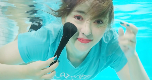 Makeup underwater for Flawless Makeup | The Beauty Secrets