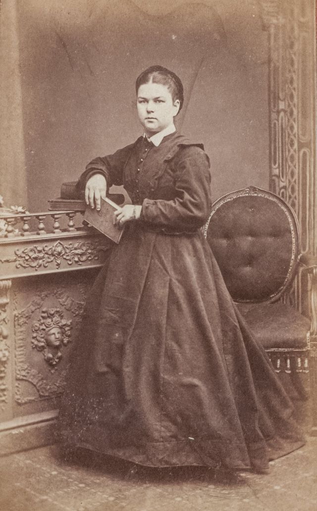 Victorian Readers: 40 Vintage Portraits of People Posing With Their ...