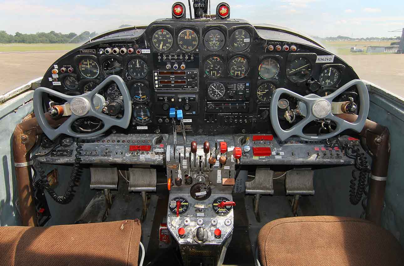 nhungdoicanh: Beechcraft 18 Twin Beech
