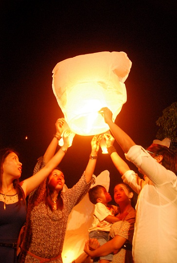Girl Travel Factor: Sky Lantern Wedding