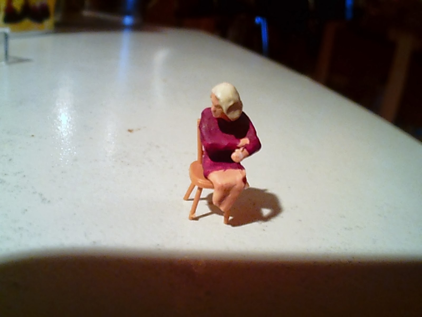 French Model Railway: Preiser HO scale figures and furniture