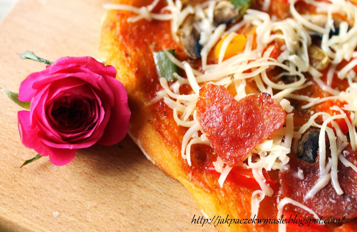 Jak pączek w maśle...: Walentynkowa pizza w kształcie serca