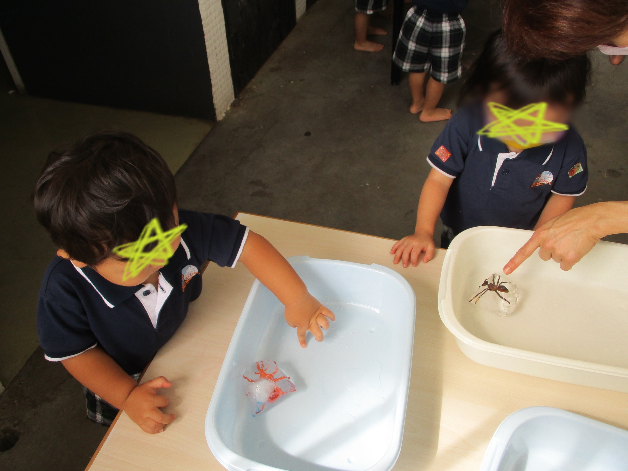 シンガポールの幼稚園 ☆KiZroo Kindergarten☆: 【TD & N1】Creepy Crawling Painting and ...