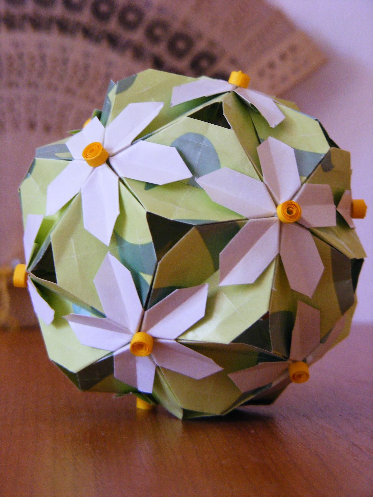 Magia Hartiei: Daisy Ball