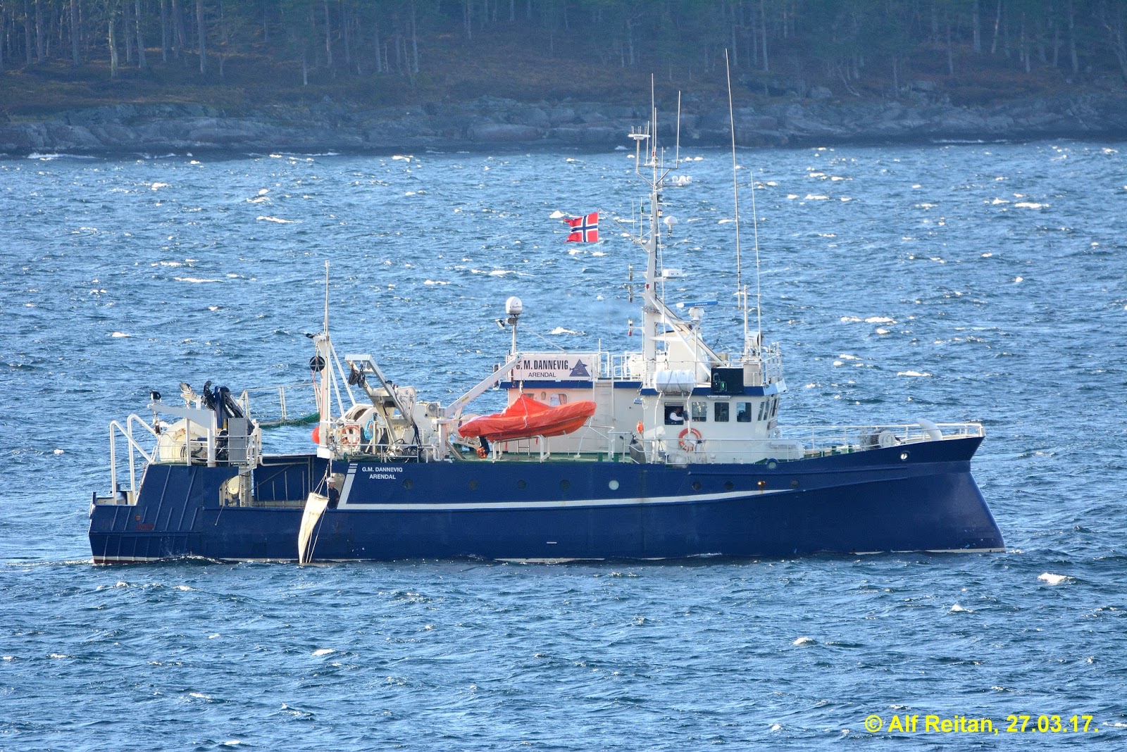 "G.M. Dannevig" har stoppa opp midt mellom Veøya og fastlandet, 27.03. ...