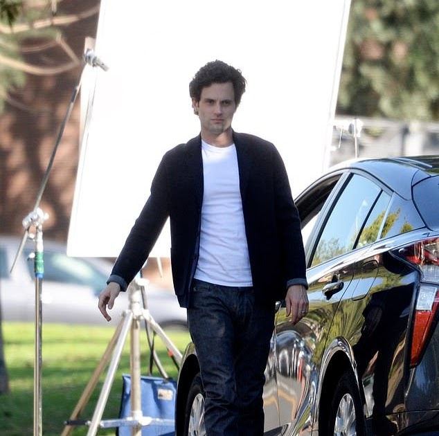 "Ben Badgley" appears with the muzzle in the scenes of filming the new ...