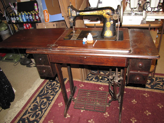 SINGER 127 VIBRATING SHUTTLE TREADLE SEWING MACHINE